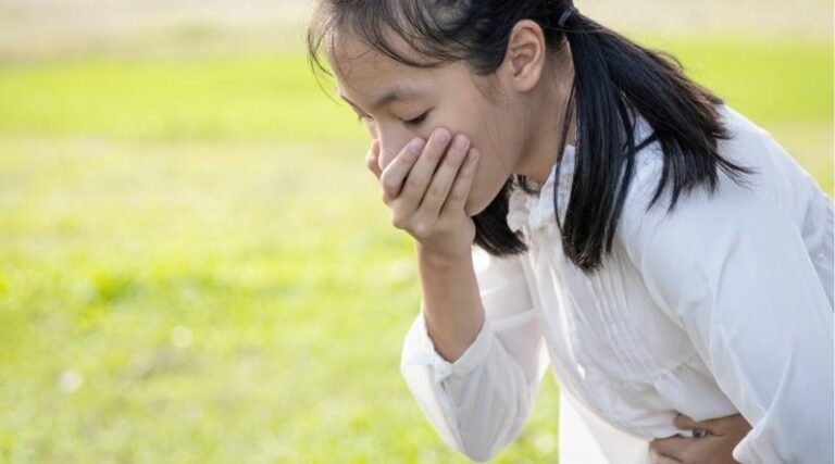 Wymioty u dziecka - z czego wynikają? Co podawać dziecku przy wymiotach?